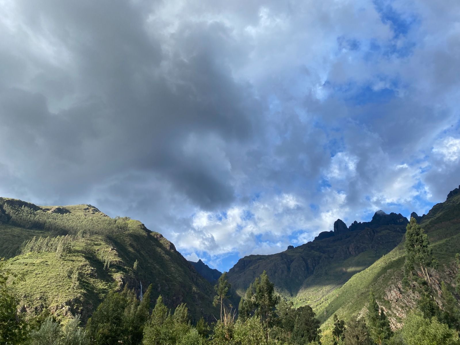 Important Andean Mountains: Apu Pitusiray and Sawasiray